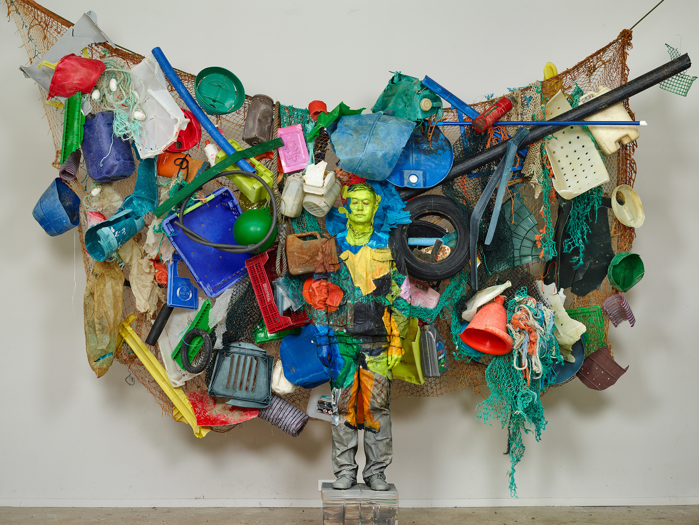 Liu Bolin HITC Marine Litter 02 © Liu Bolin_courtesy galerie paris ...